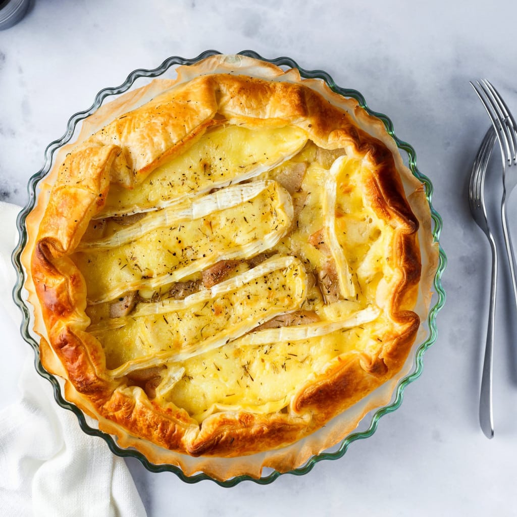 Tarte au brie de Meaux et aux noix, laitue